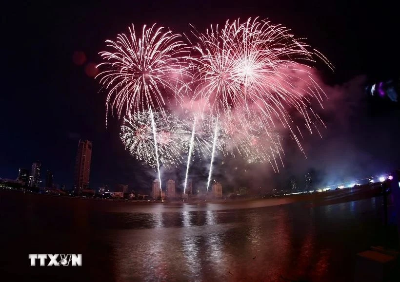 Z121 Vina Pyrotech队与Jiangxi Yanfeng队的烟花表演突破性极高 | Vietnam+ (VietnamPlus)