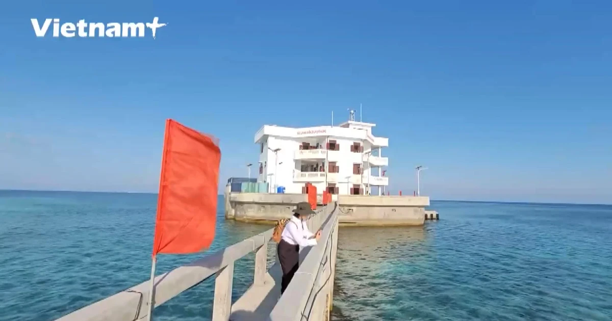 越南代表团向长沙群岛上的军民送上慰问品显军民鱼水情深 | Vietnam+ (VietnamPlus)